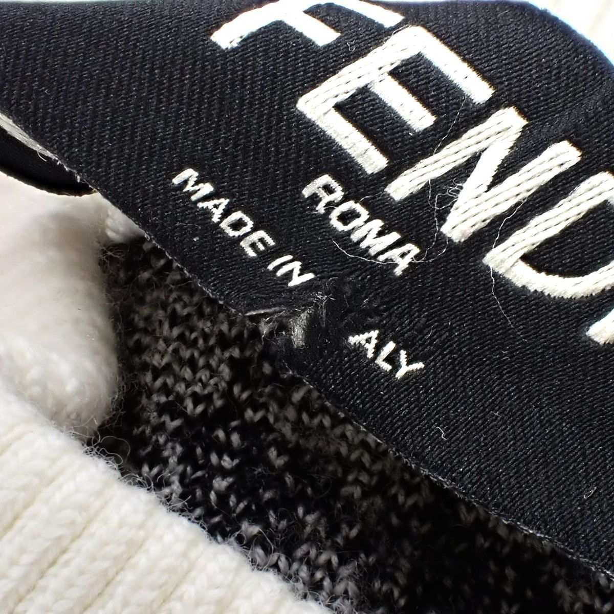 FENDI(フェンディ) 千鳥格子柄 ハイゲージニット ニット/セーター 2022年 アパレル ファッション 長袖 46 ウール ブラック黒 アイボリー FZX089 AL3Y メンズ 40802165337【中古】【アラモード】 FENDI(フェンディ) 千鳥格子柄 ハイゲージニット ニット/セーター 2022