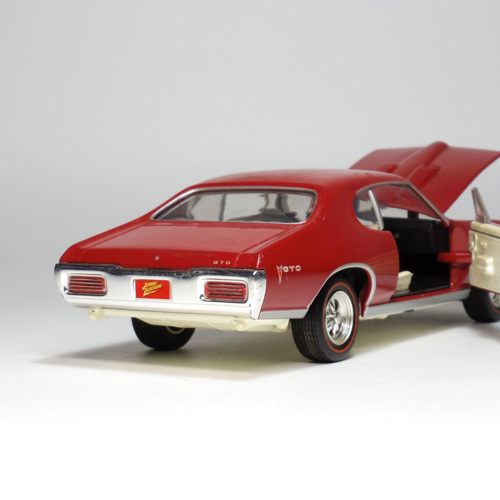 JOHNNY LIGHTNING ジョニーライトニング 1/24 ポンティアック PONTIAC GTO 1968 ダイキャストモデル ...