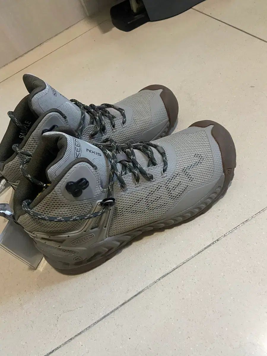 新品 KEEN keen 登山靴 240 - メルカリ