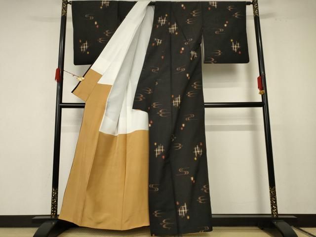 平和屋着物○国指定重要無形文化財 本場久米島紬 手織 琉球絣文様 正絹