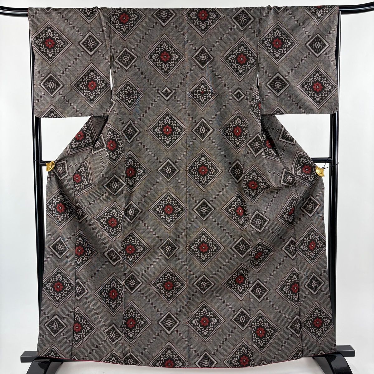 紬 身丈164.5cm 裄丈66.5cm M 袷 菱紋 花 灰茶 正絹 名品 【中古