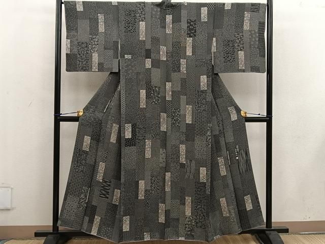 平和屋着物○伝統工芸士 染谷梅治 小紋 短冊亀甲花文 黒地 さが美扱い