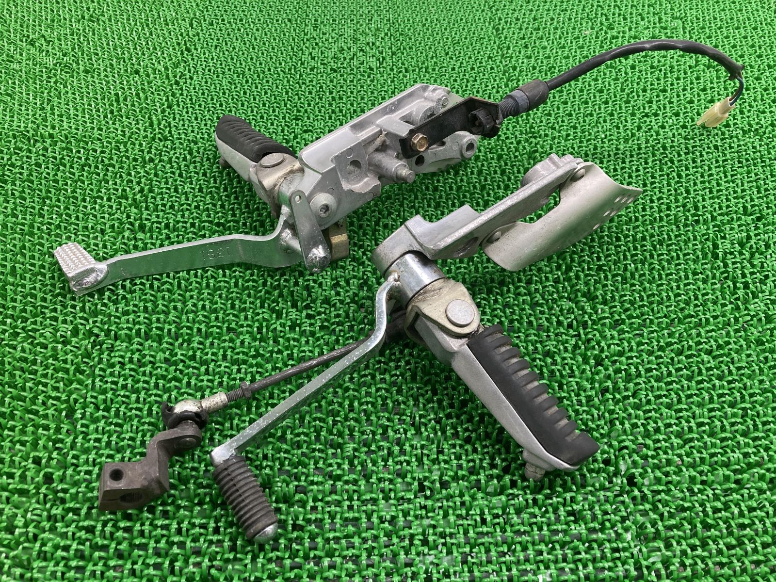 ZRX1200R ステップ 左右 35011-1819/35011-1820 カワサキ 純正 中古 ZR1200A 35011-1819 ...