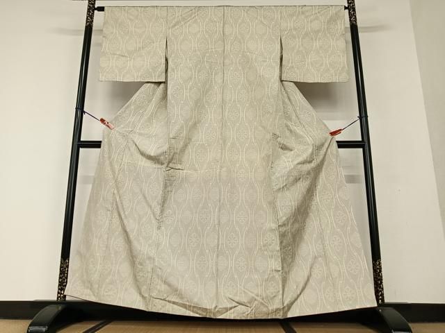 平和屋着物●本場大島紬　白大島　立涌花文　正絹　逸品　AAAV7311zg 平和屋着物○本場大島紬 白大島 立涌花文 正絹 逸品 AAAV7311zg - メルカリ