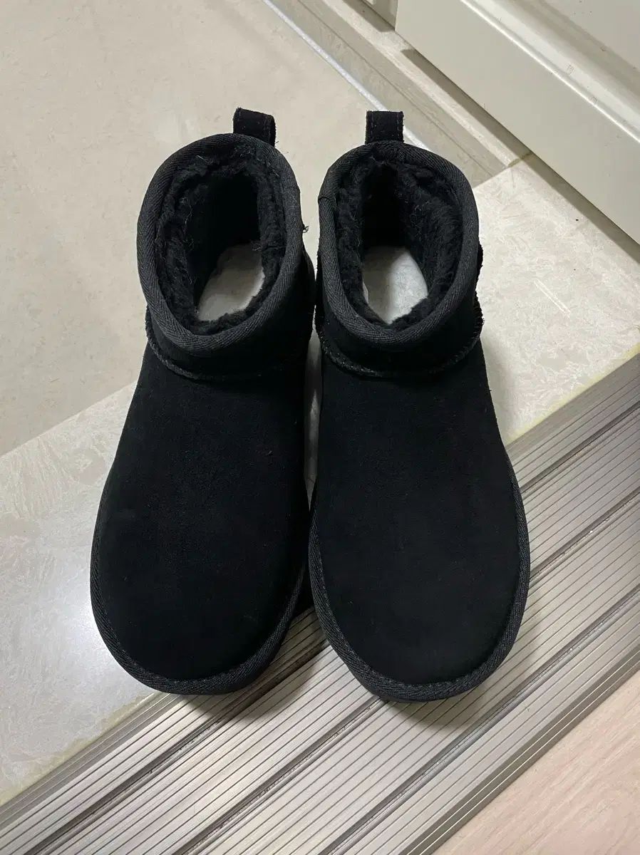 【雷市場（ポンジャン）商品韓国直送】 UGG(アグ) ウルトラ ミニ フラットフォーム 黒 230 （ us6 ） - メルカリ