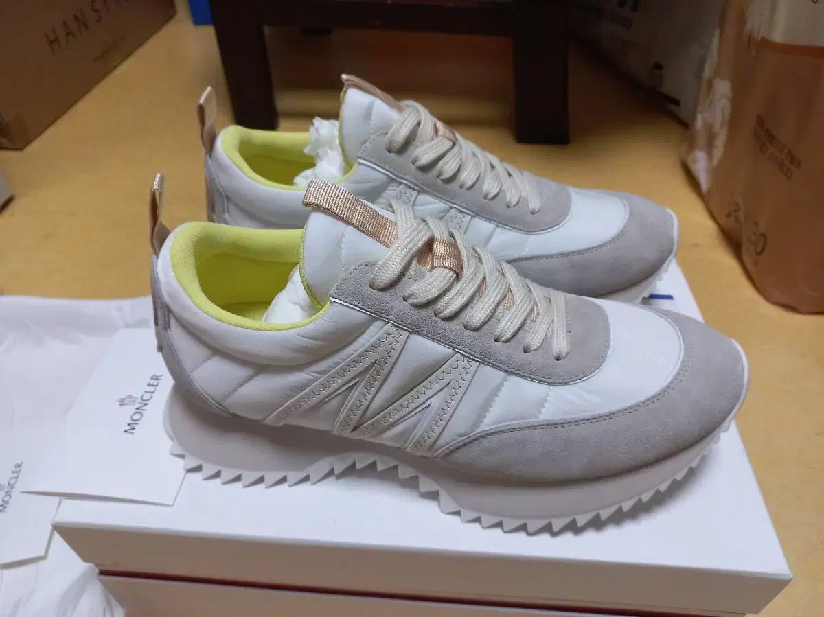 【雷市場（ポンジャン）商品韓国直送】 260 MONCLER(モンクレール) PACEY 白 EU41 新品 - メルカリ