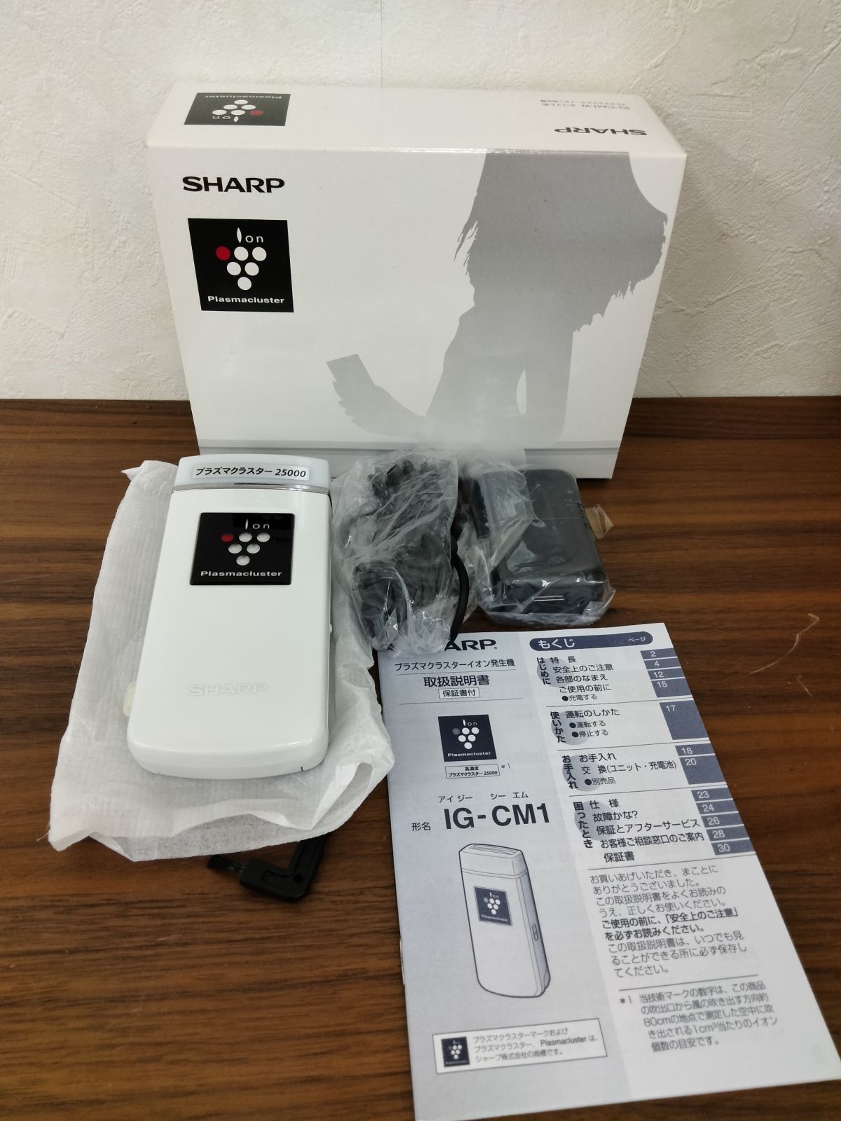 SHARP IG-CM1 プラズマクラスター発生器 白 通電起動確認済 ほぼ未使用 バッテリー状態不明 箱、取説、ACアダプター、ケーブル、ブラシ付 シャープ ハンディ 空気清浄機 高濃度 ...