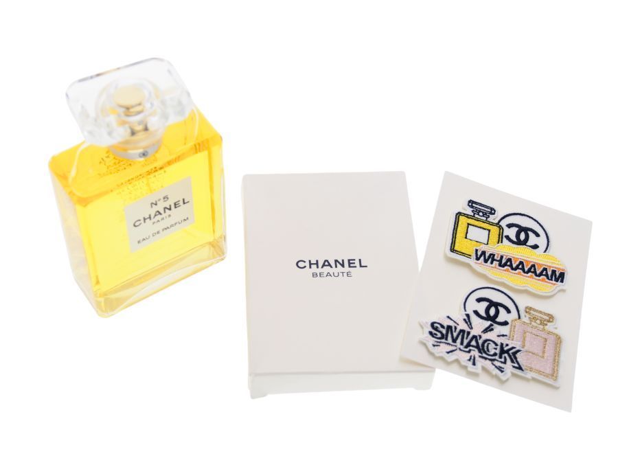 シャネル ノベルティ ピンバッジ 2個セット 香水 N°5 WHAAAAM シャネル ノベルティ ピンバッジ 2個セット 香水 N°5 WHAAAAM