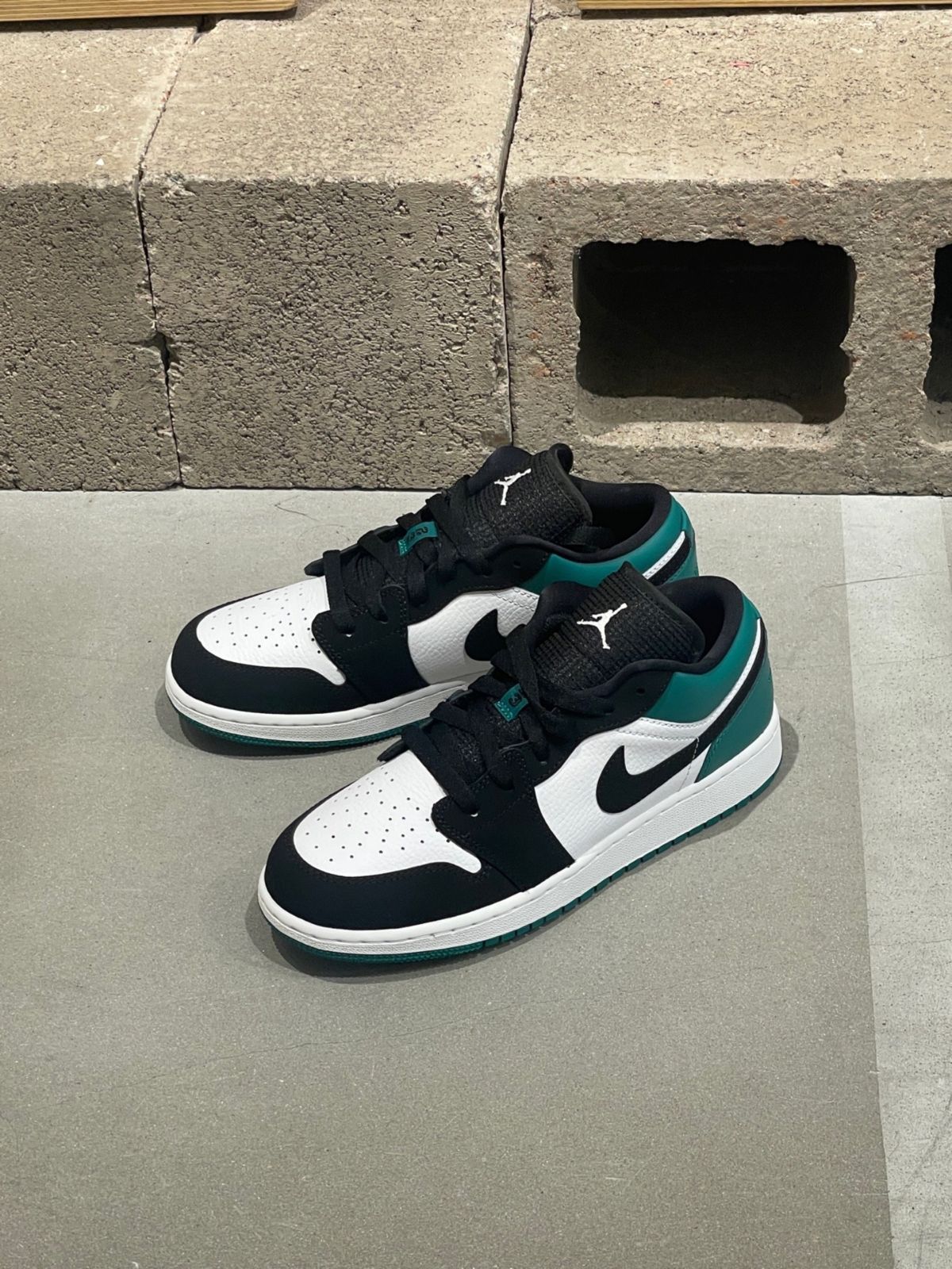 Nike ナイキ エア ジョーダン 1 ロー ホワイト ブラック マイスティック グリーン ナイキ 553558-113 メンズ スニーカー ...