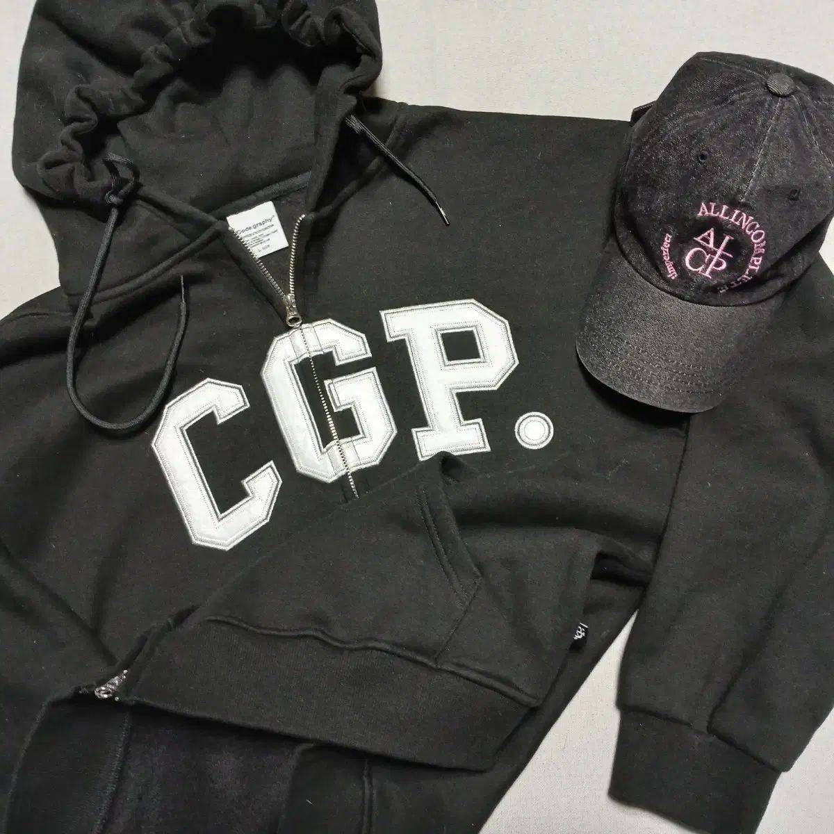 CGP Code graphy(コードグラフィー) アーチロゴ フード付き ジップアップパーカー ツーウェイ 状態良好 裏起毛 - メルカリ