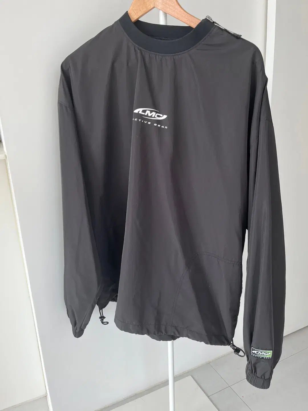 【雷市場（ポンジャン）商品韓国直送】 LMC LOSTMANAGEMENTCITIES(ロストマネージメントシティ) LMC ウインドブレーカー スウェットシャツ 100 105 出品 - メルカリ