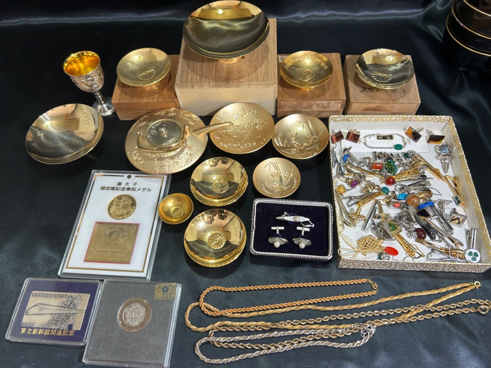 遺品整理 生前整理 ホールマーク お銚子 金杯 メダル 24k GP アクセサリーまとめ売り ネックレス 18K GF カフス タイピン パール 真珠 瑪瑙 べっ甲 珊瑚 東北新幹線開通記念 ...