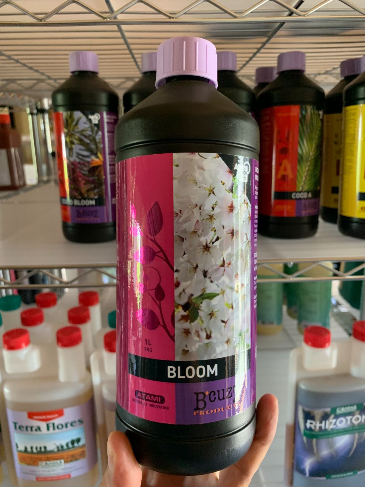 【ATAMI】 B'CUZZ BLOOM STIMULATOR 1L 開花期間を延ばし、より多くの開花をサポート - GOODIESSHOP ...