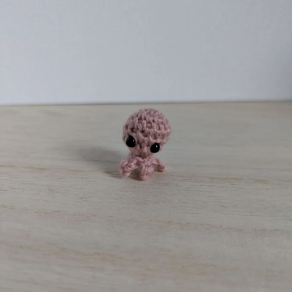 あみぐるみ 宇宙人さん すっごい小さい くすみピンク ら 上目外 ストラップ ハンドメイド - メルカリ