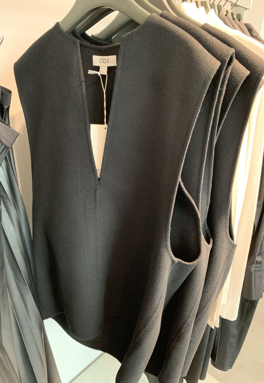 COS 新品 完売品 COS DEEP V-NECK SLEEVELESS TOP ブラック 黒 32 XS - メルカリ