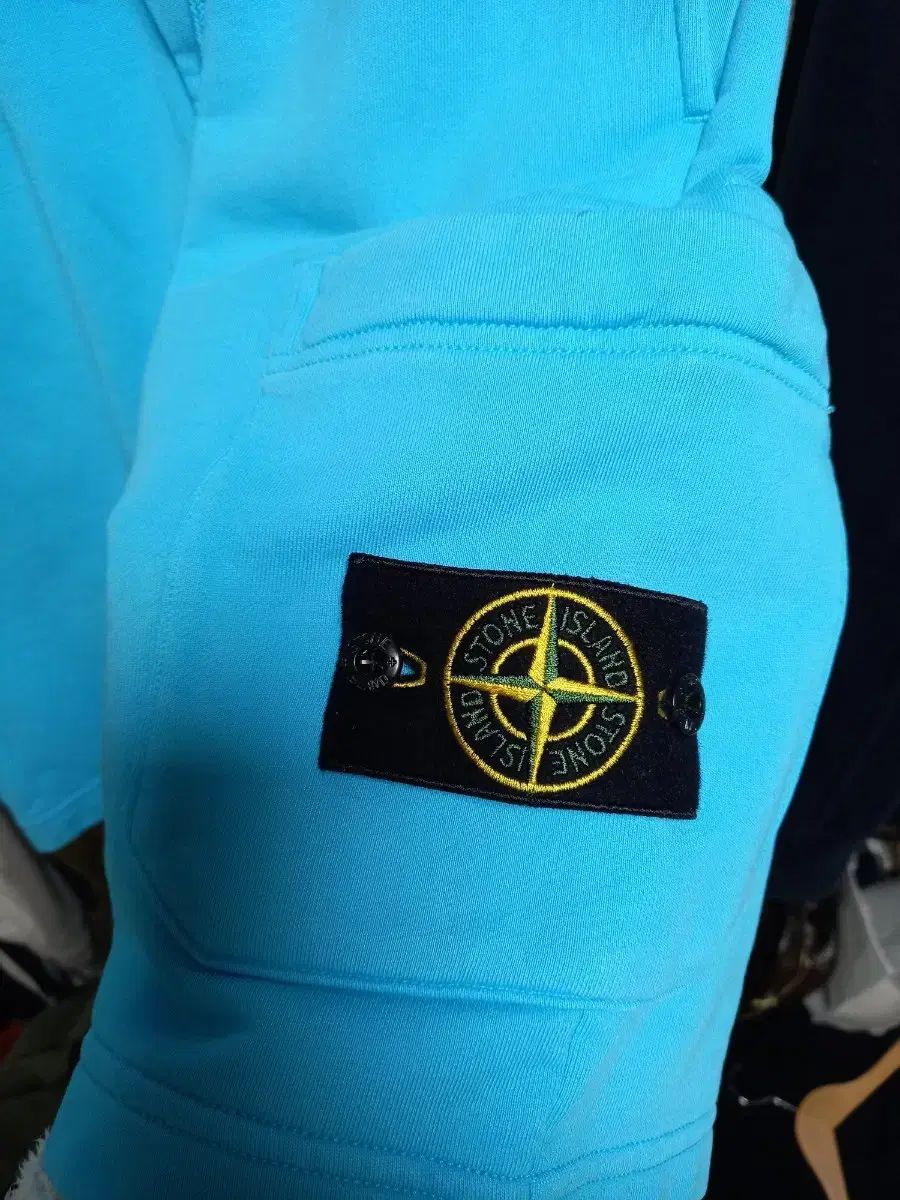 STONE ISLAND(ストーンアイランド) スウェットショーツ スカイ STONE ISLAND(ストーンアイランド) スウェットショーツ スカイ