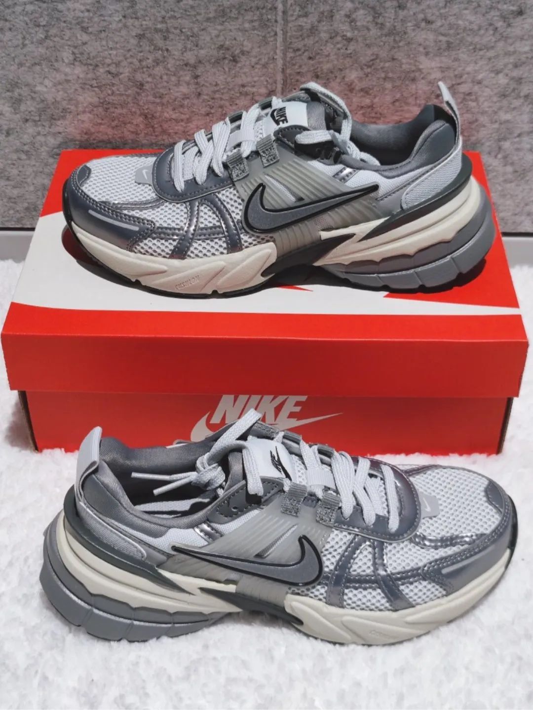 値下げします 新品 NIKE W V2K RUN ホワイト シルバー - メルカリ