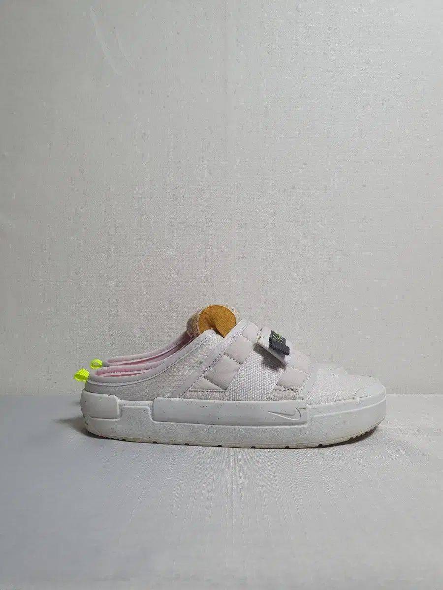 【雷市場（ポンジャン）商品韓国直送】 255mm NIKE(ナイキ) 対面で スリッパ サミットホワイト - メルカリ