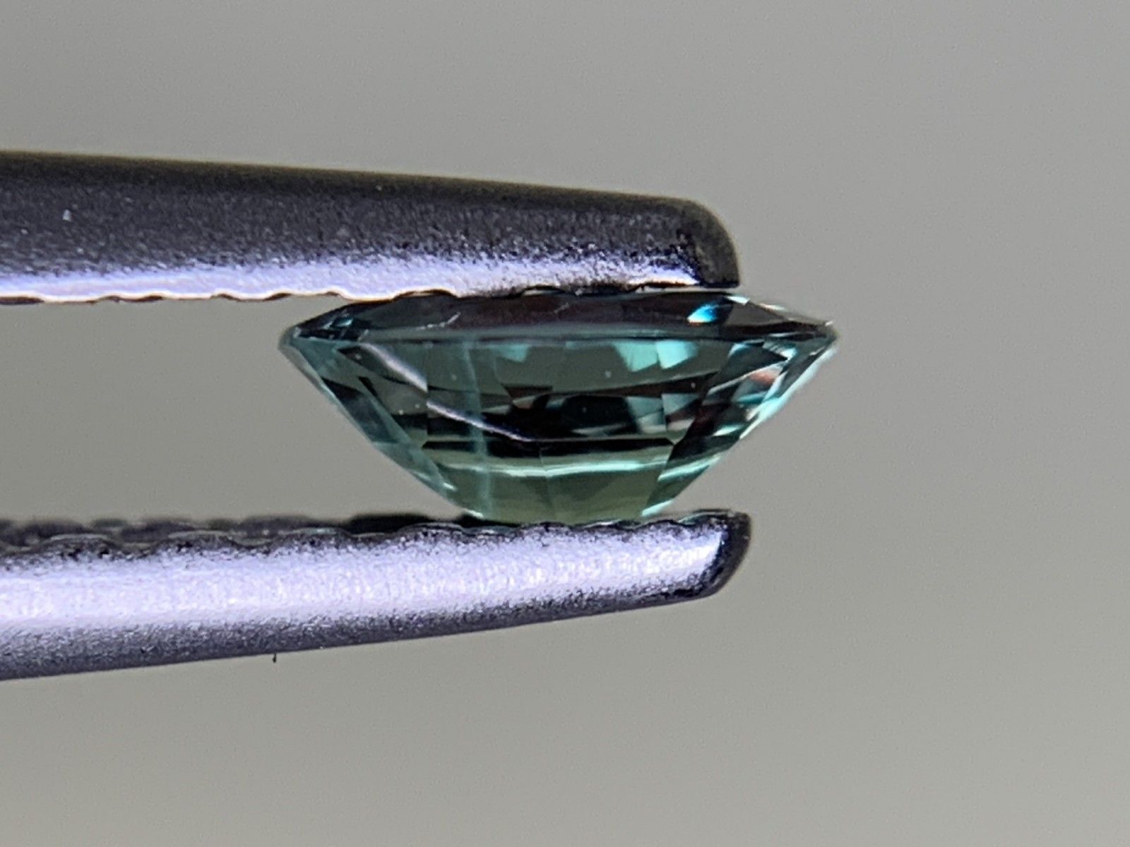 アレキサンドライト 0.174ct 中央宝石ソーティング付き 4.23㎜×3.18㎜×1.77㎜ ルース（ 裸石 ） 3814Y - メルカリShops