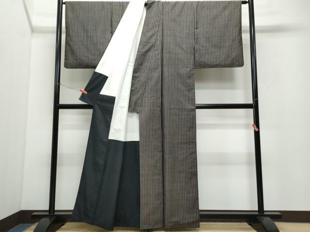 平和屋着物○本場大島紬 9マルキ 泥染め 舞蝶文 友原紬