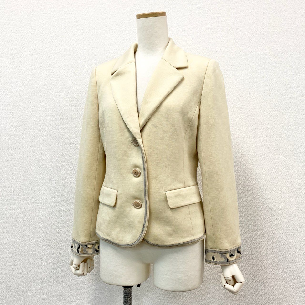 35e2 LEONARD レオナール テーラードジャケット ブレザー 袖プリント アウター 日本製 9AR Mサイズ相当 ベージュ - メルカリ