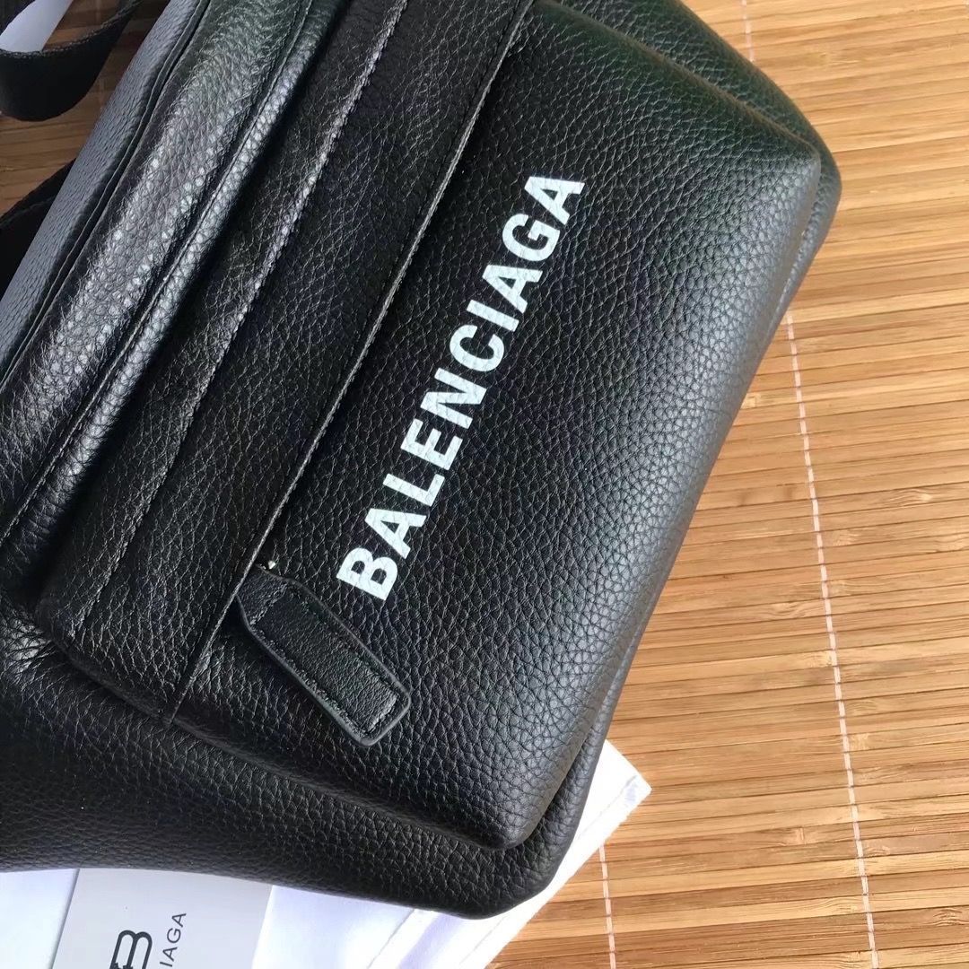 BALENCIAGA バレンシアガ ボディバッグ ウエストポーチ 人気 BALENCIAGA バレンシアガ ボディバッグ ウエストポーチ 人気