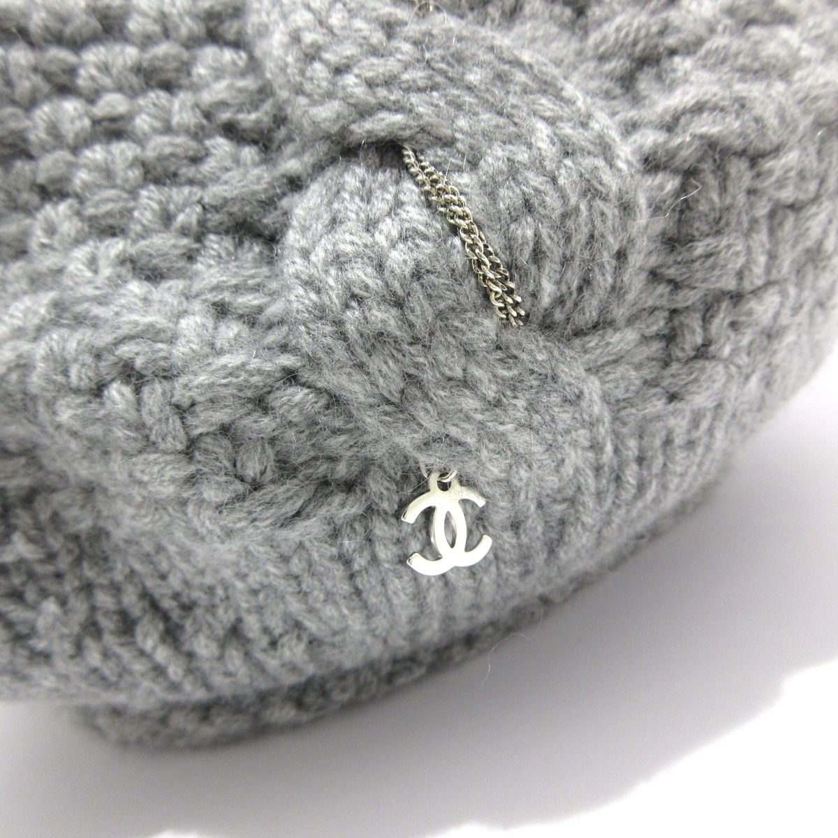 CHANEL(シャネル) ニット帽美品 - グレー ココマーク カシミヤ CHANEL(シャネル) ニット帽美品 - グレー ココマーク カシミヤ
