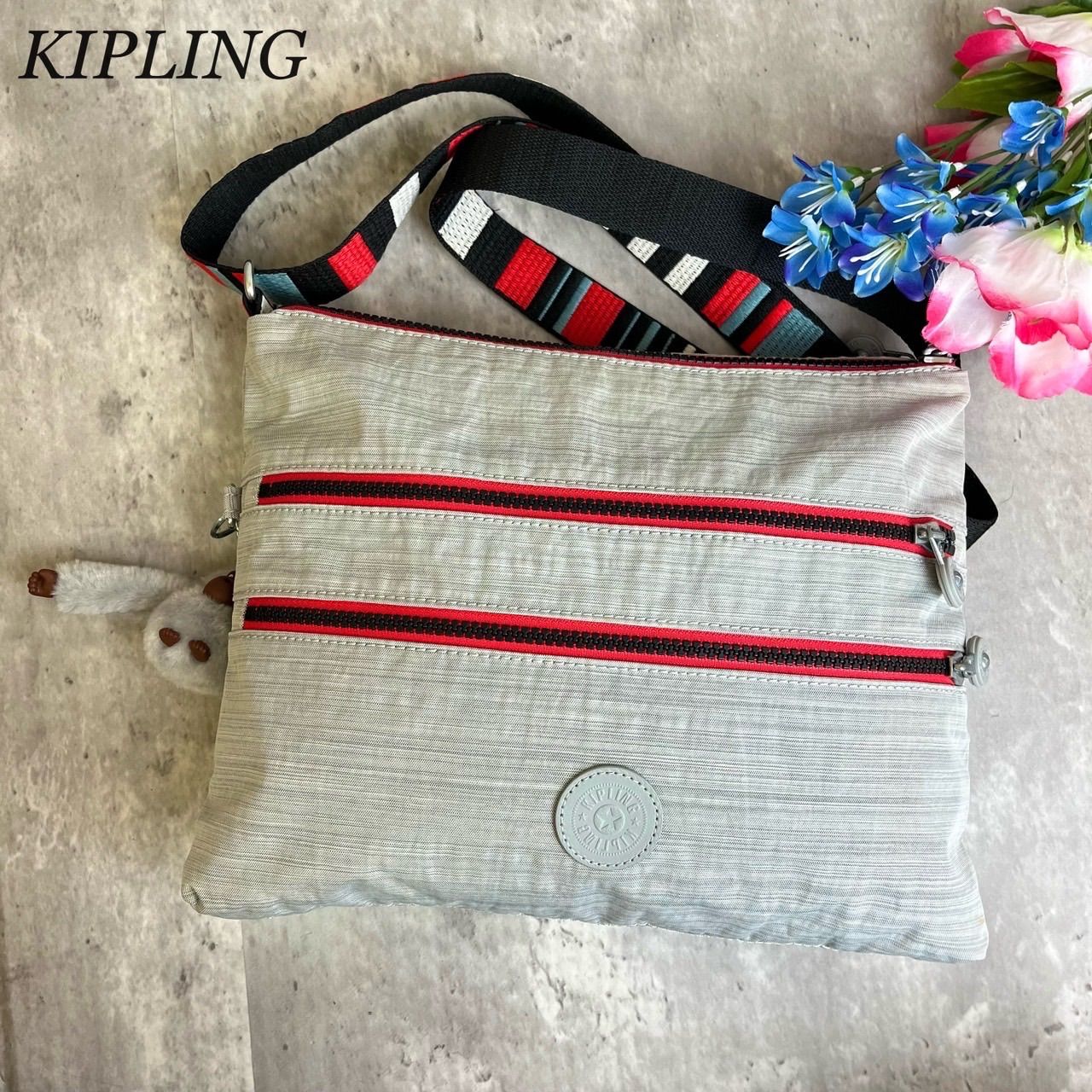 美品 Kipling キプリング ショルダーバッグ トートバッグ ロゴ型押し ダブルファスナー 総柄 シルバー金具 チャーム ナイロン 肩掛け レディース グレー 灰色 - メルカリ
