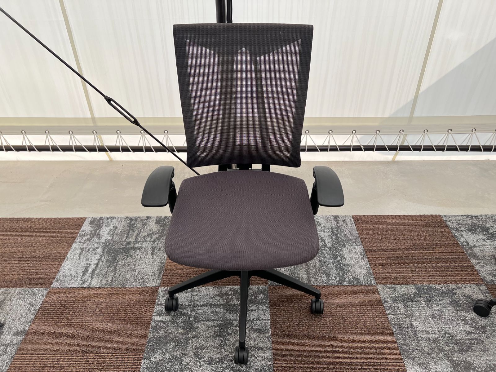 ITOKI（イトーキ）セレーオチェア メッシュチェア/2017年製/可動肘/高機能チェア - メルカリ