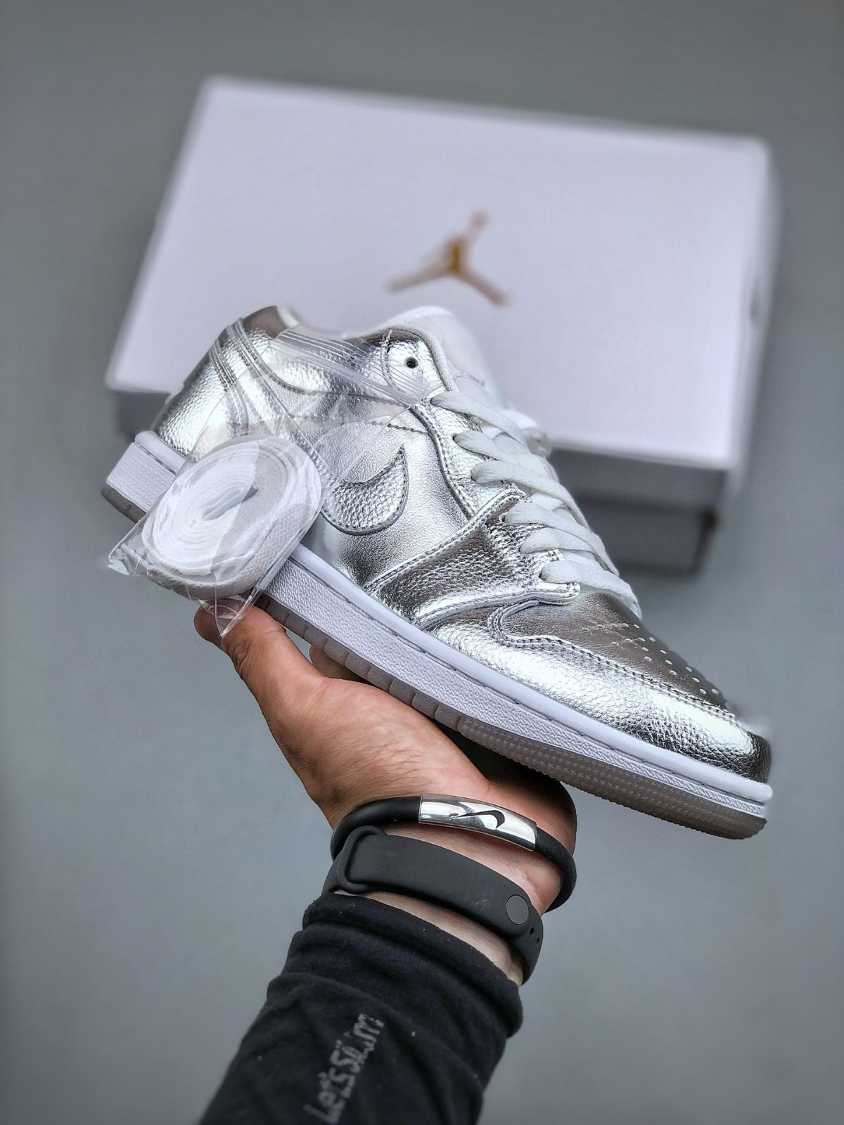 極良品！新品ナイキ スニーカー Air Jordan 1 Low "Metallic Silver" AJ1 男女兼用 並行輸入品 - メルカリ