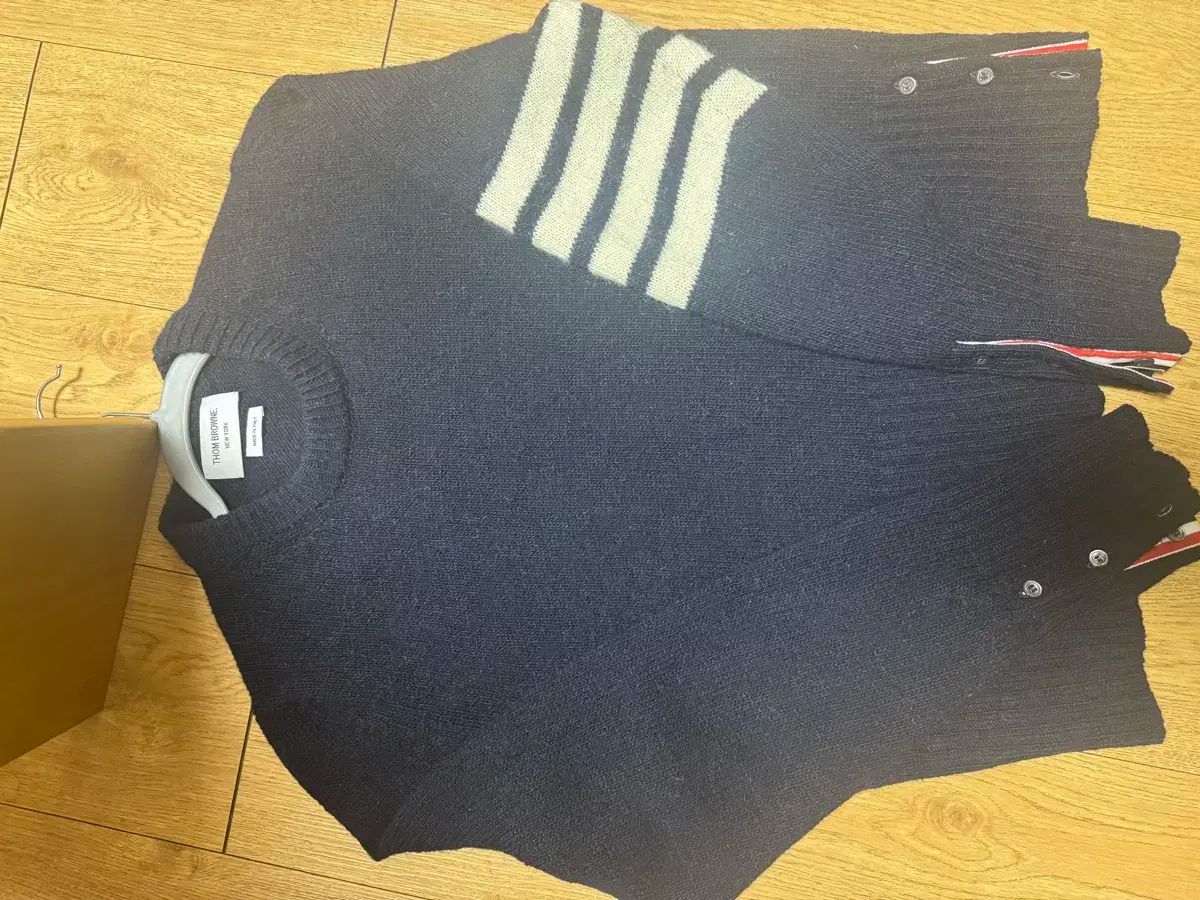 【雷市場（ポンジャン）商品韓国直送】 （ 3 ） 22fw Thom Browne(トム・ブラウン) 四本サイドライン クルーネック ウールニット - メルカリ