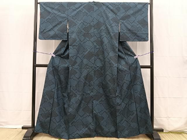 平和屋着物●本場大島紬　7マルキ　変わり格子吉祥文　正絹　逸品　DAAW5671ud 平和屋着物○本場大島紬 7マルキ 変わり格子吉祥文 正絹 逸品