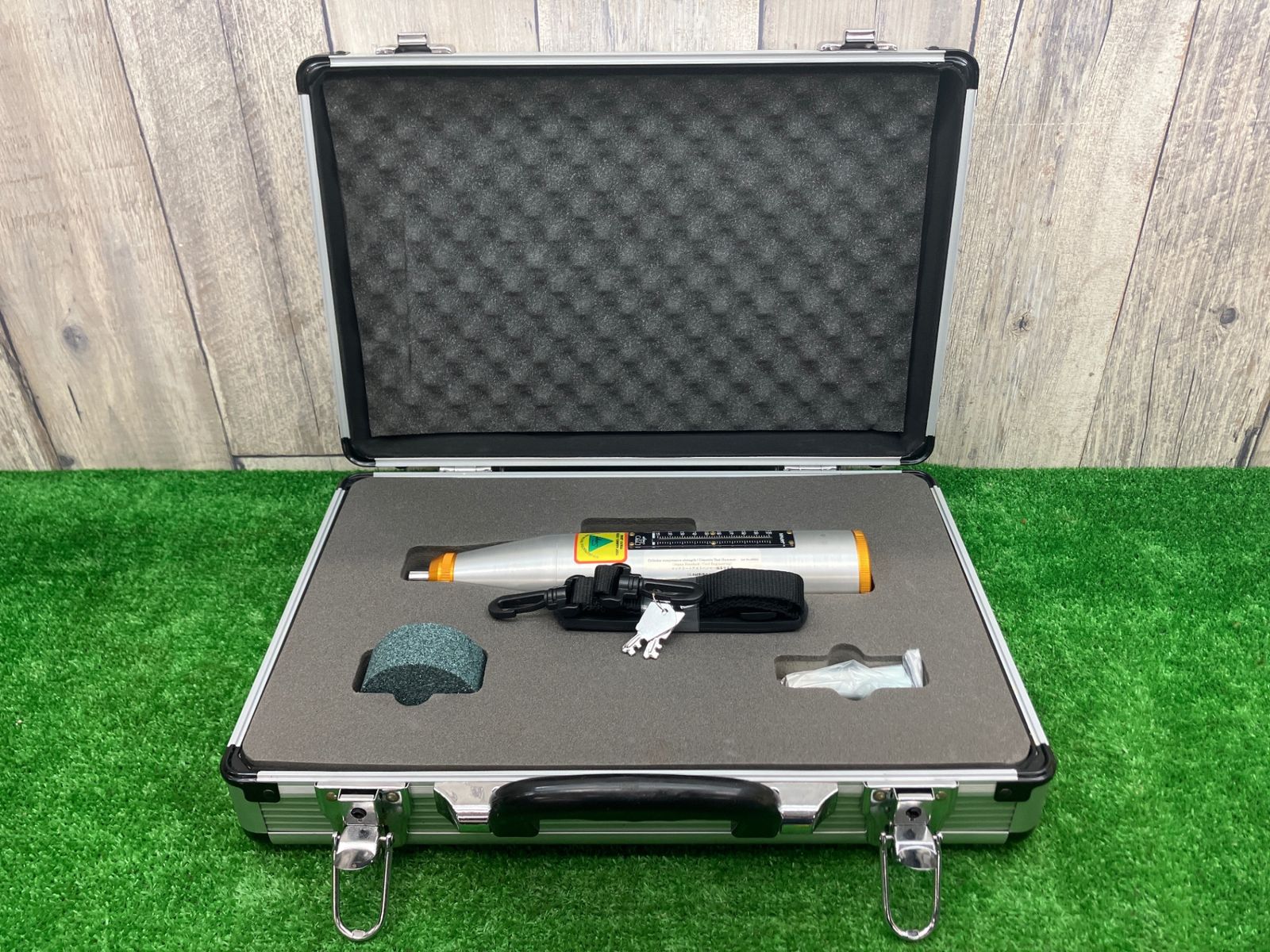 送料無料！【中古Bランク】 Sanyo Concrete Test Hammer & Rock Test Hammer シュミットハンマー ...