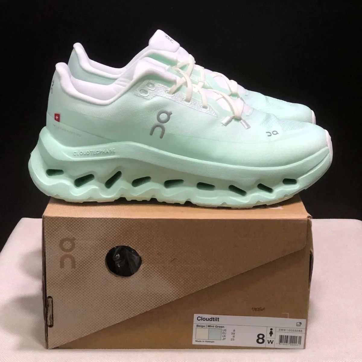 【新品未使用】ON Cloudtilt（クラウドティルト） グリーン スニーカー 男女兼用 ハイパフォーマンス ランニングシューズ 通気性 ...