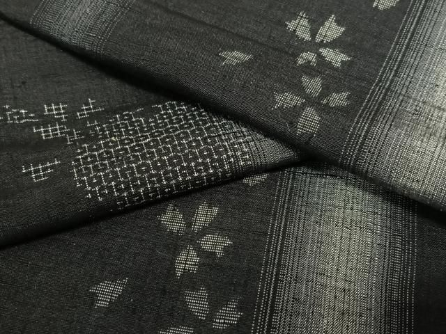 平和屋着物●極上　結城紬　奥順　はたおり娘　80亀甲　雪輪重ね文　夜桜　黒地　正絹　逸品　AAAT0567zg 平和屋着物○極上 結城紬 奥順 はたおり娘 80亀甲 雪輪重ね文 夜桜