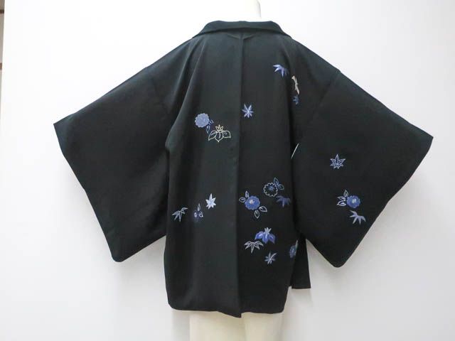 一輝堂】【着物】黒羽織 相良刺繍 楓・花文 羽織り紐別売り 身丈 一輝堂】【着物】黒羽織 相良刺繍 楓・花文 羽織り紐別売り 身丈