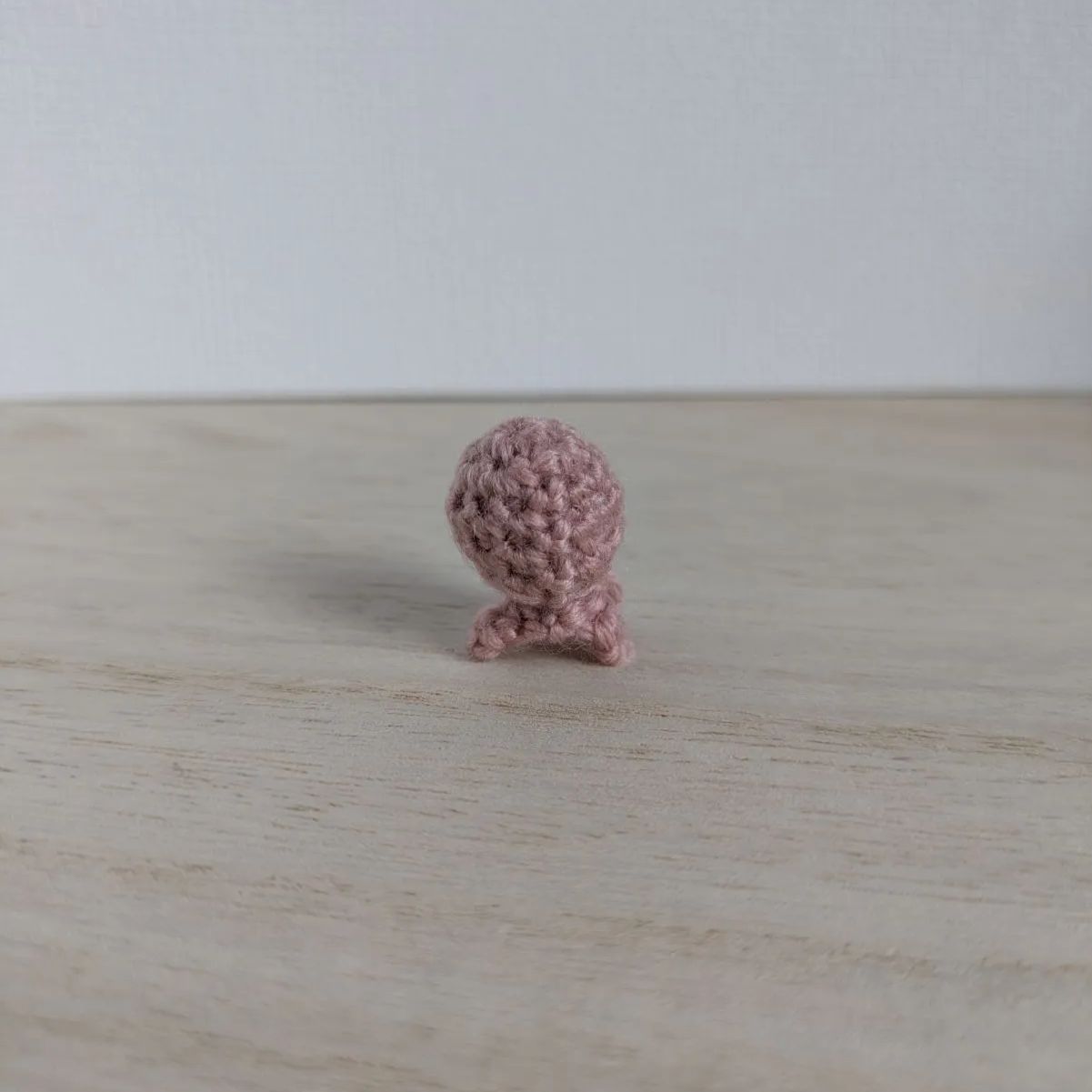 あみぐるみ 宇宙人さん すっごい小さい くすみピンク ら 上目外 ストラップ ハンドメイド - メルカリ