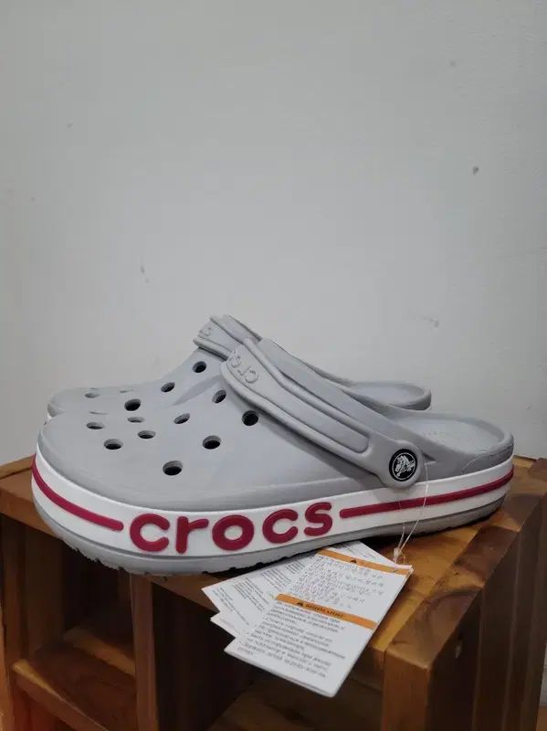 【雷市場（ポンジャン）商品韓国直送】 crocs(クロックス) Crocs ライト グレー 新品 兼用 42 ー 43 X006 - メルカリ