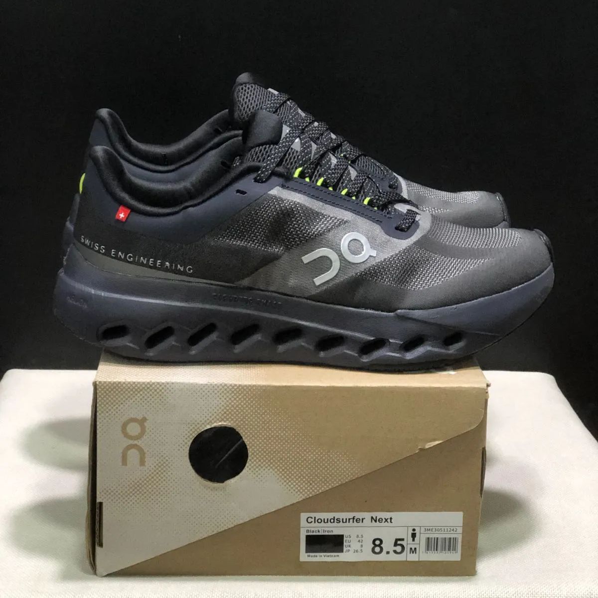 【軽量・通気性 】On Running Cloudsurfer Next Lumos オン ランニングシューズ ブラック×ブルー 男女兼用 ...