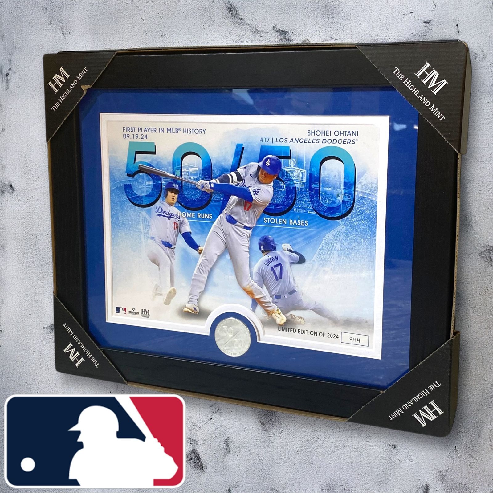 MLB公式 大谷翔平 2024個限定 額縁コラージュフレームアート アートフレーム 史上初の快挙 50/50 達成記念 フォトフレーム フォトミント シルバーコイン付き ハイランドミント ...
