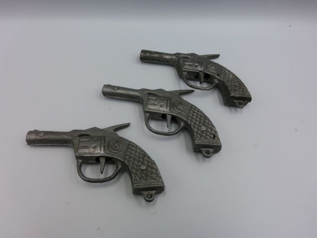 【TAKA12-18】 昭和レトロ 3挺 火薬鉄砲 駄玩具 駄菓子屋 格安 当時物 雑貨 資料 入手困難品 希少品 オモチャ 紙火薬 単発銃 ...