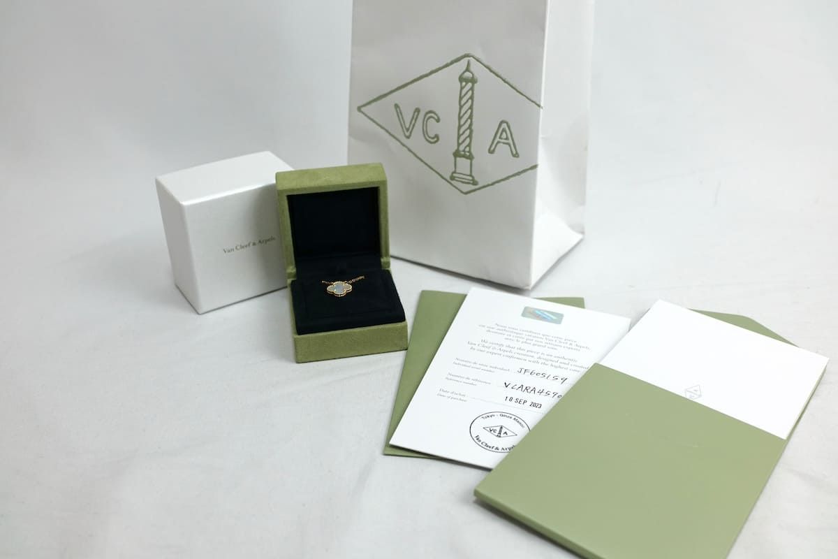 Van Cleef & Arpels VINTAGE ALHAMBRA PENDANT YELLOW GOLD WHITE MOTHER OF ...