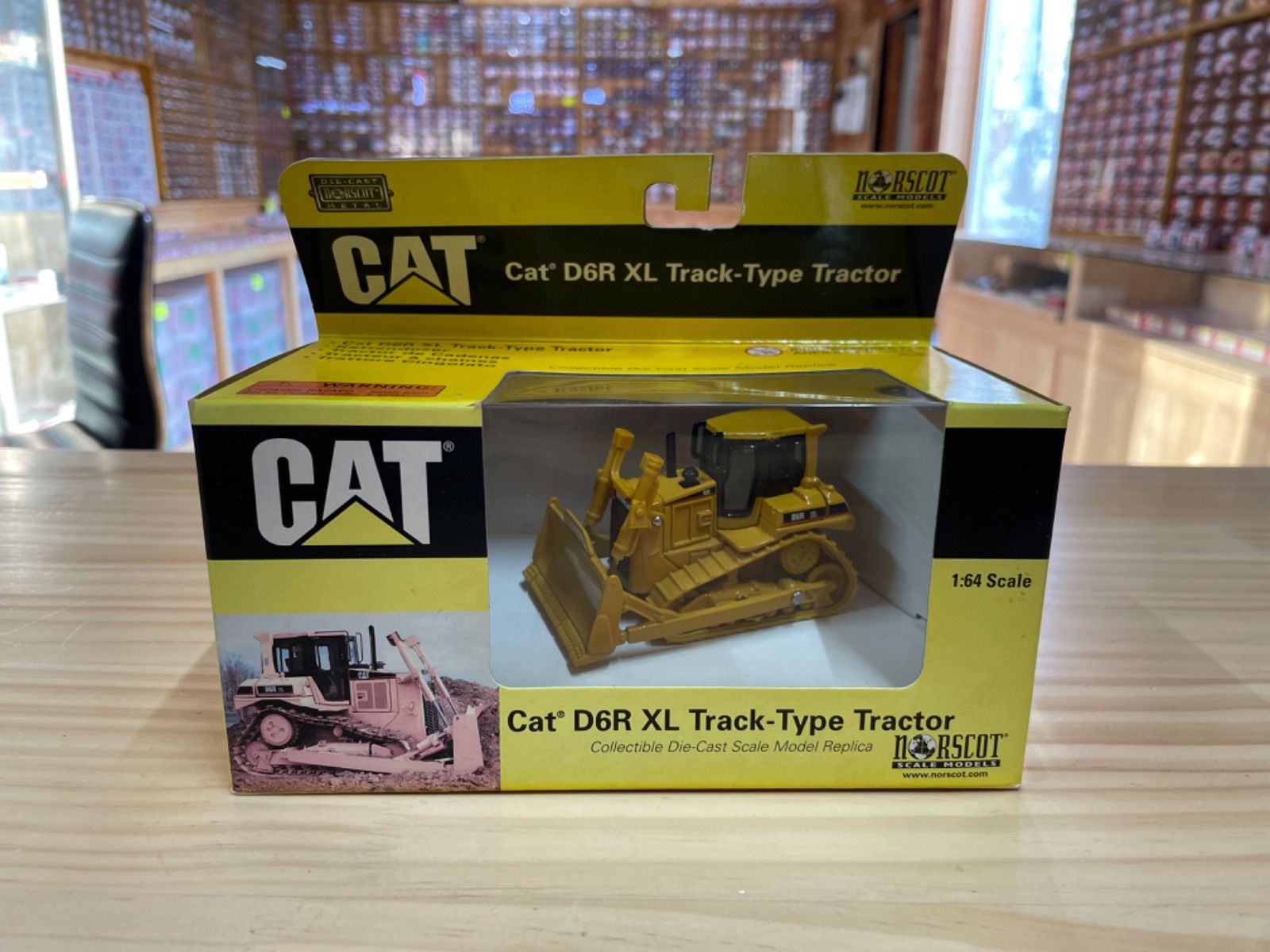 ノースコット 1:64 CAT D6R XL ブルドーザー NORSCOT ダイキャスト スケールモデル - メルカリ