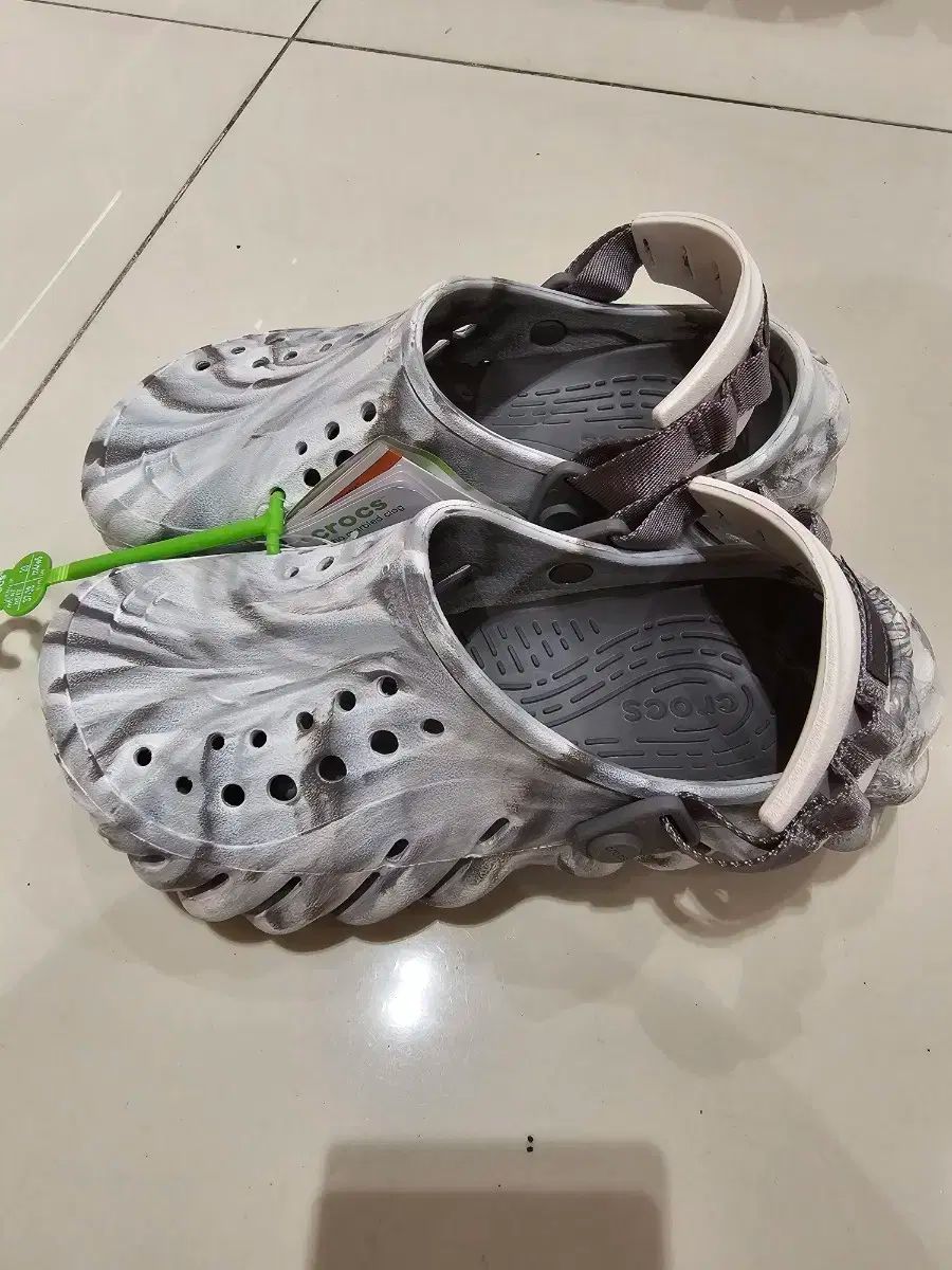 【雷市場（ポンジャン）商品韓国直送】新品 crocs(クロックス) Ecco(エコー) マーブル 月明かり - メルカリ
