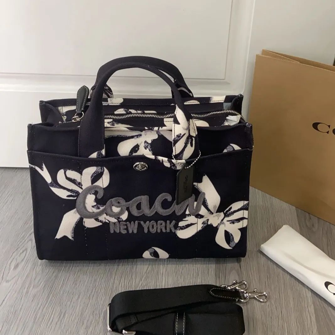 【2025年3月新作】COACH CY844 Cargo トートバッグ 大容量収納 👜 シグネチャー刺繍＆リボンデザイン 🎀 アイコニックな ...