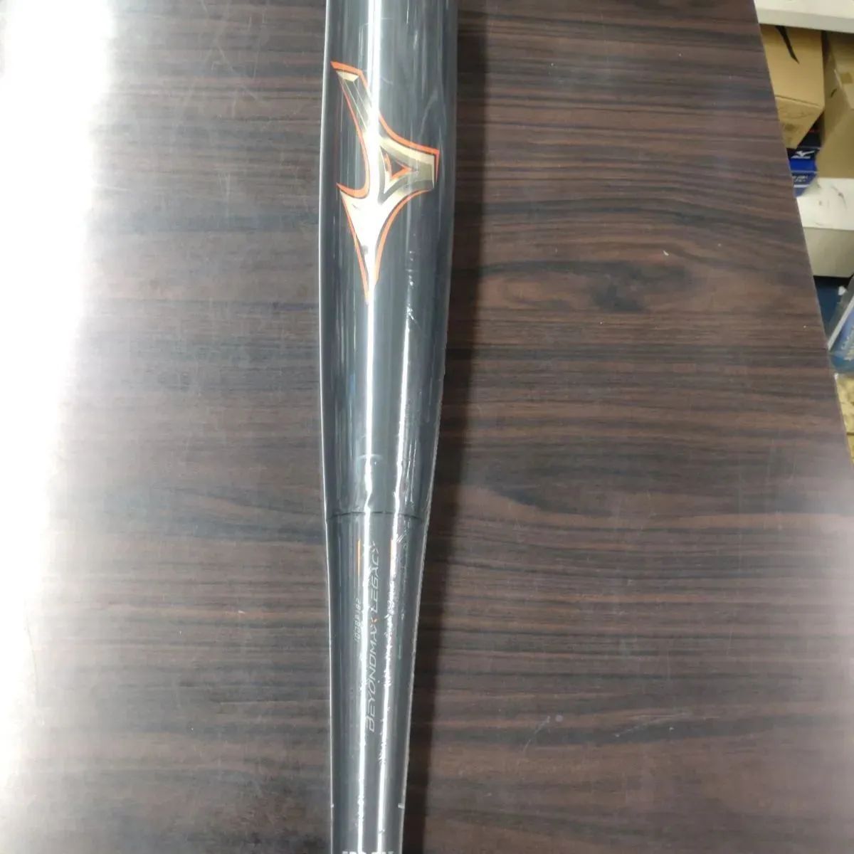 ミズノ 野球バット 一般軟式用 ビヨンドマックス レガシー 84cm 730g ミドルバランスブラック オレンジ 1CJBR18284 バットケース付 - メルカリ