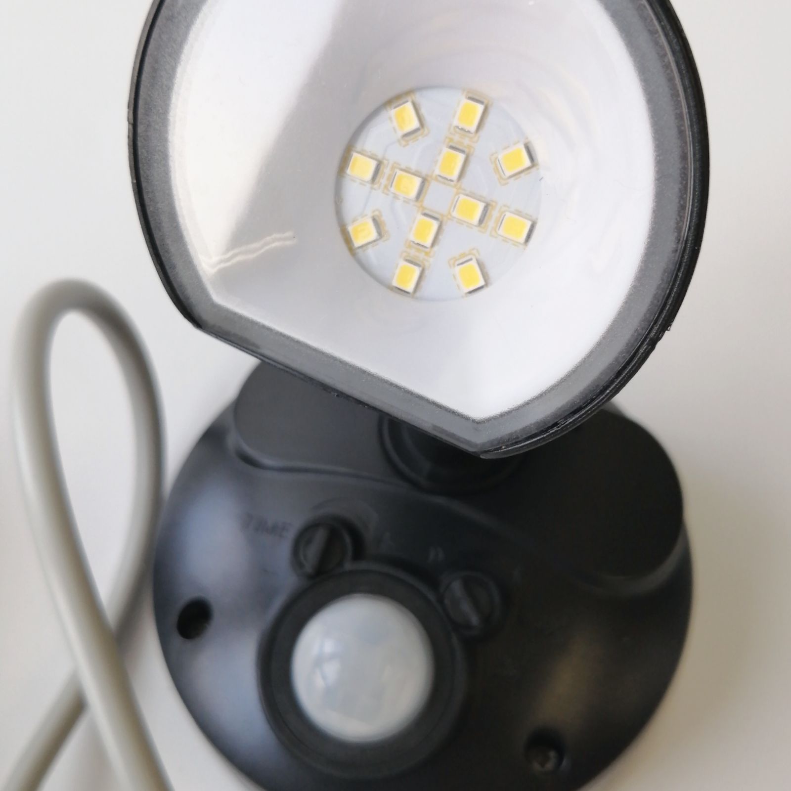 オーム電機 monban LEDセンサーライト 家庭用100V電源 明るさ1000ルーメン LS-AS1000K4-K 0203614 ...