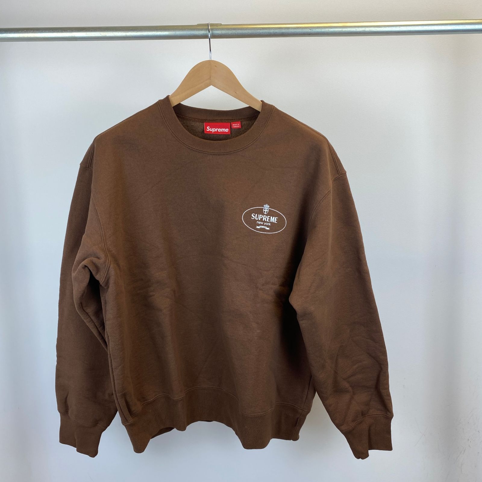 SUPREME crest crewneck メンズ L 茶系【中古】 - メルカリ SUPREME crest crewneck メンズ L 茶系【中古】 - メルカリ