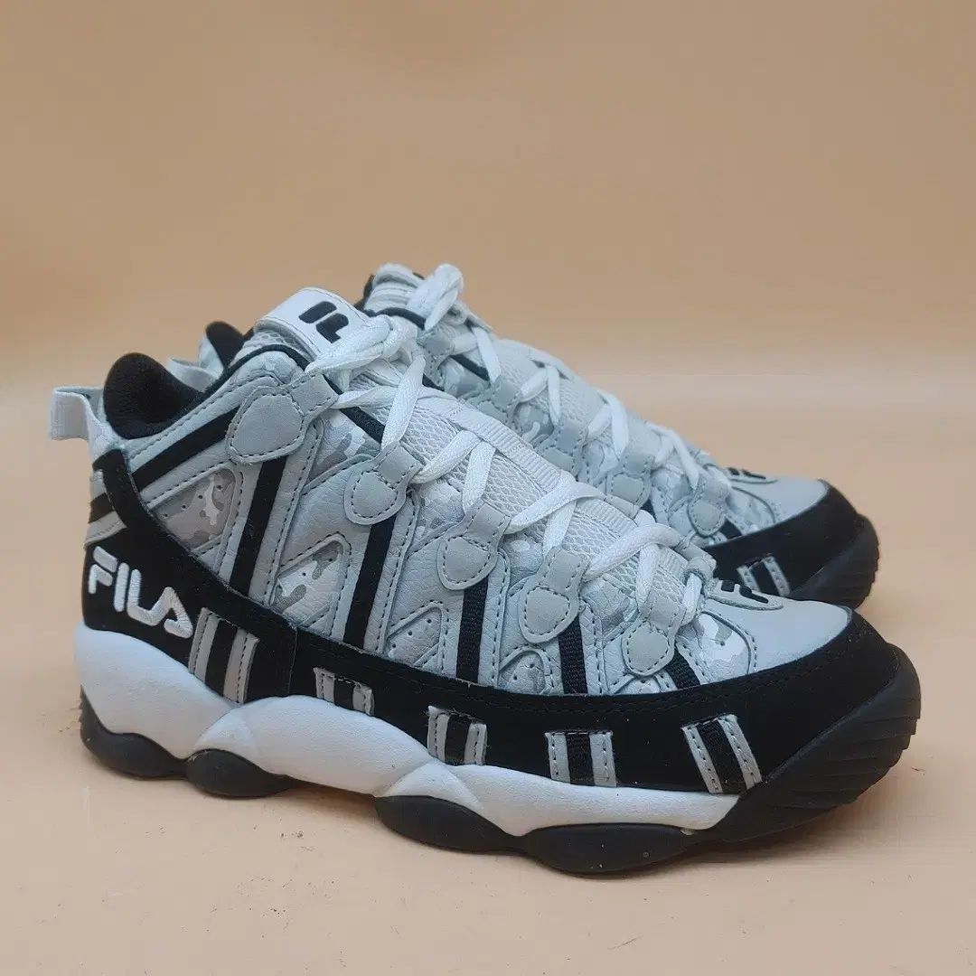 【雷市場（ポンジャン）商品韓国直送】 FILA(フィラ) スパゲッティ レディーススニーカー 230 - メルカリ