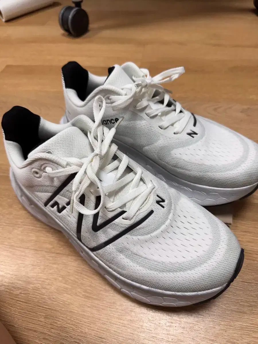 New Balance(ニューバランス) フレッシュフォーム モアー v4 270 （ 2E 版 か否か) ランニングシューズ - メルカリ